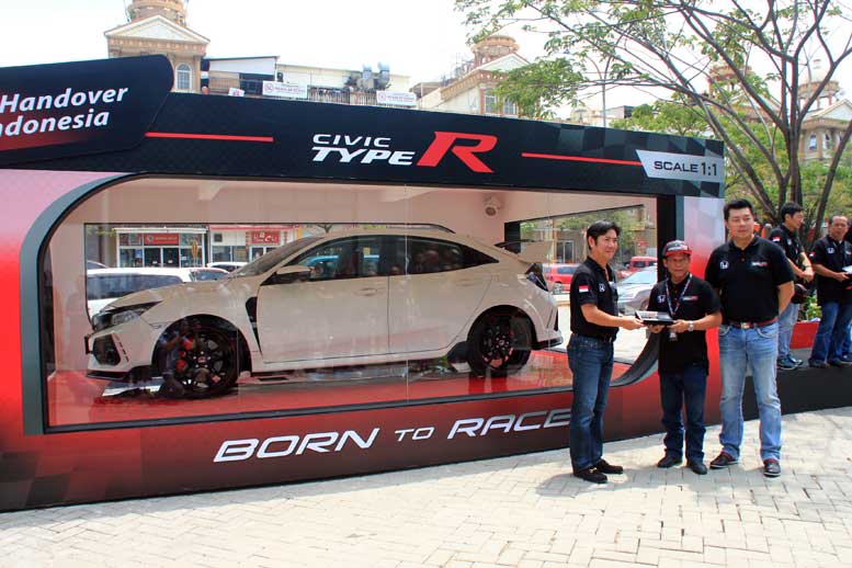 10 UNIT HONDA CIVIC TYPE R RESMI DISERAHKAN KE KONSUMEN INDONESIA
